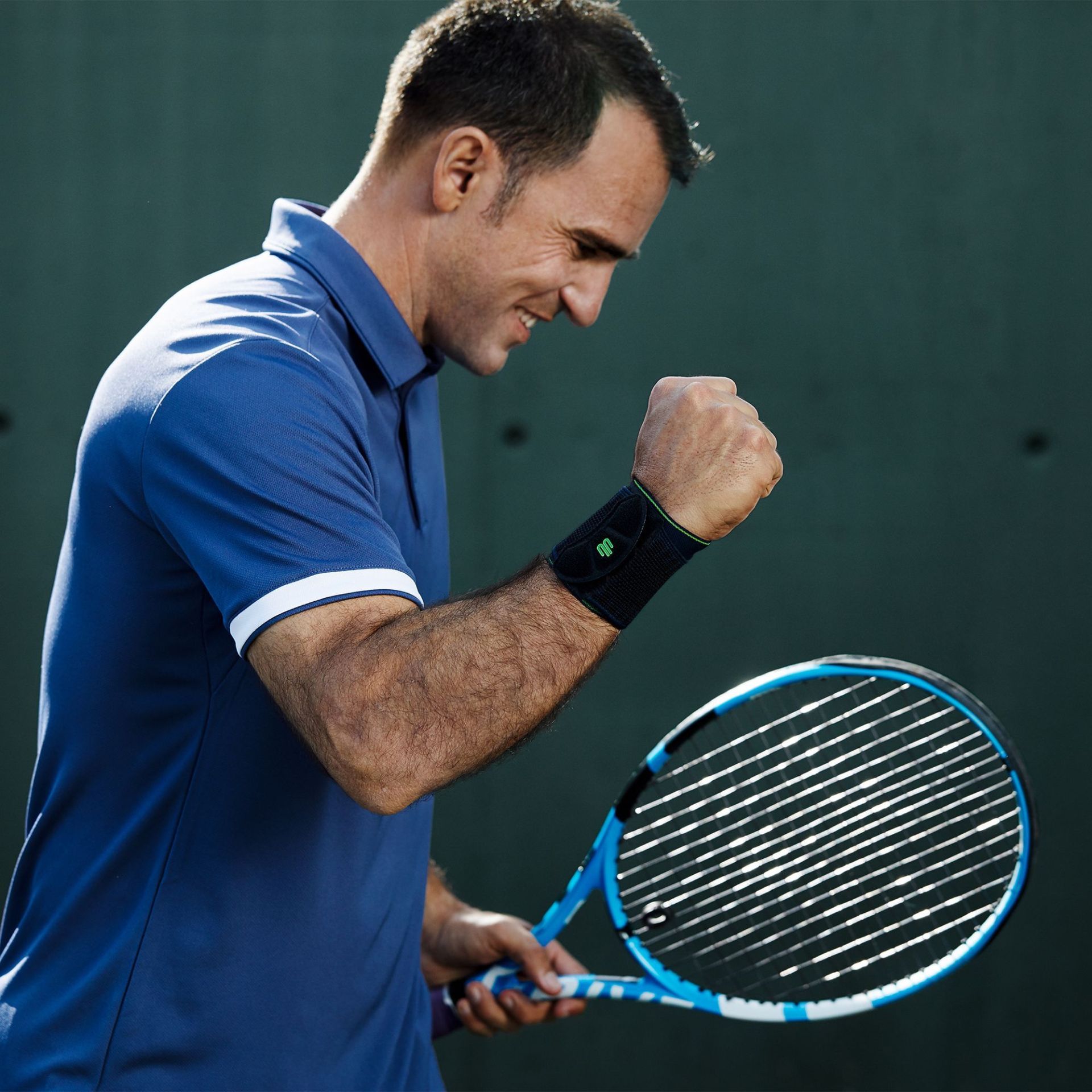 Wrist support relieves and stabilizes the wrist during sports ...